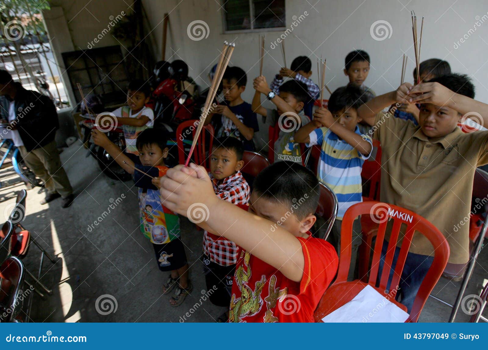 Chinese pray editorial stock image. Image of religion - 43797049