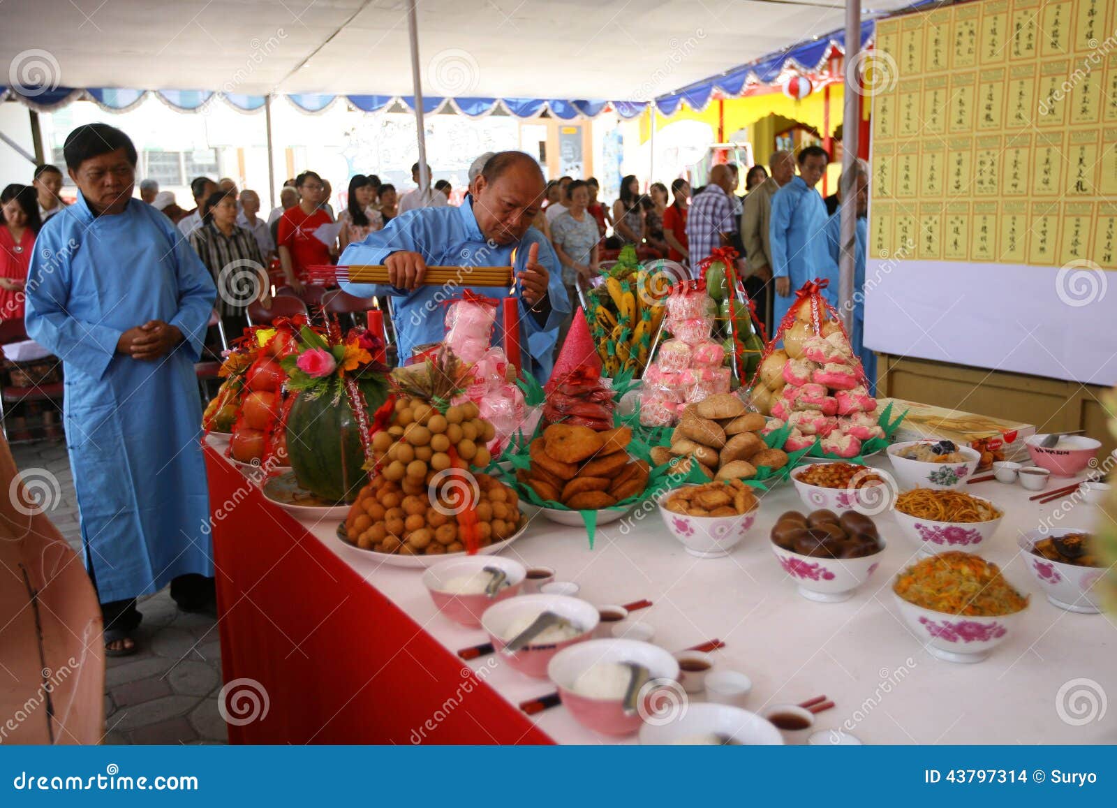 Chinese pray editorial stock image. Image of solo, chinese - 43797314