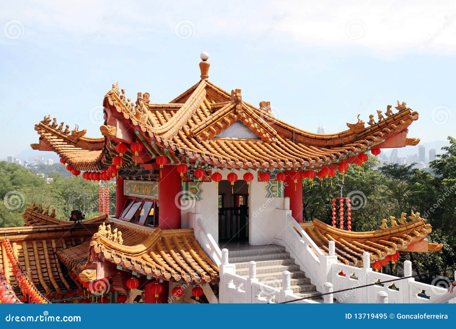 Chinese tempel stock afbeelding. Image of maleisië, overspannen - 13719495