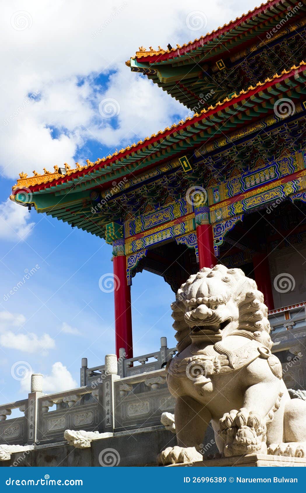 Chinese Tempel Met Beeldhouwwerk Stock Afbeelding - Image of thais ...