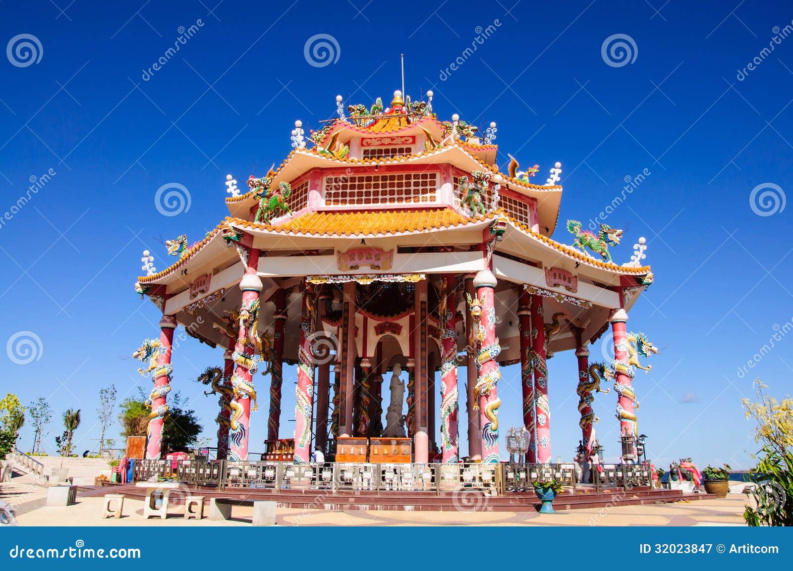 Chinese Temple with Dragon Statue Stock Image - Image of ocean, graphic ...