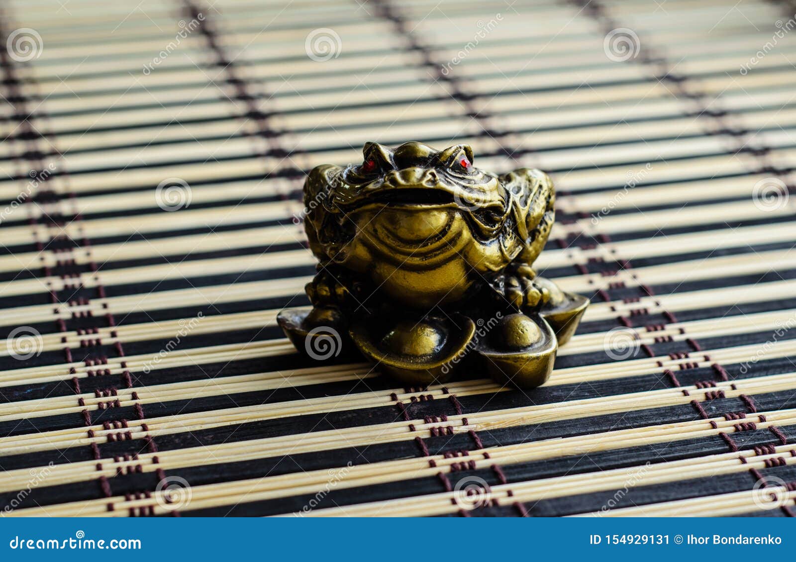 Chinese toad on bamboo mat stock image. Image of coin - 154929131
