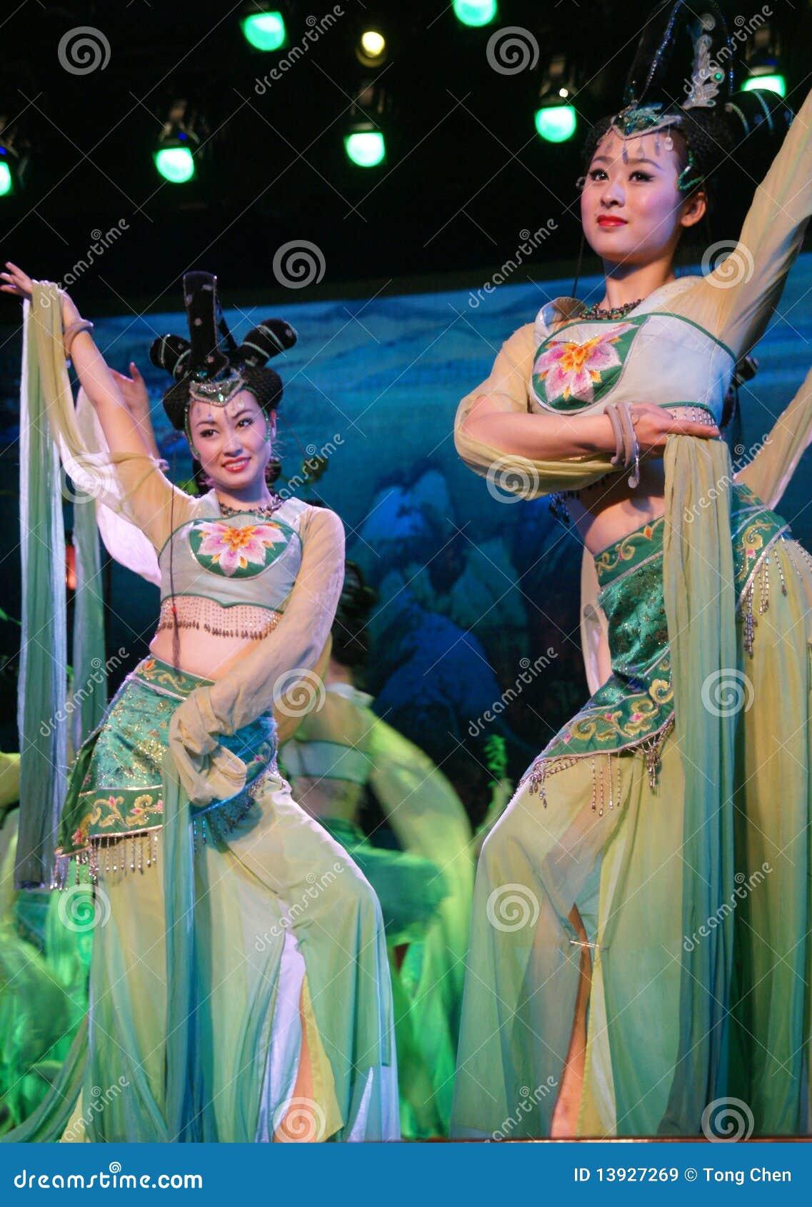 Chinese Traditional Dancing Editorial Stock Image - Image of play ...