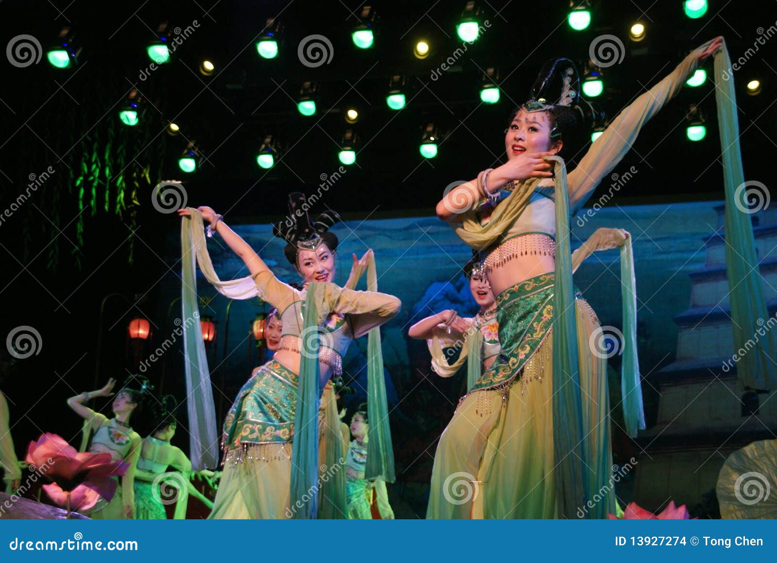 Chinese Traditional Dancing Editorial Stock Image - Image of city ...