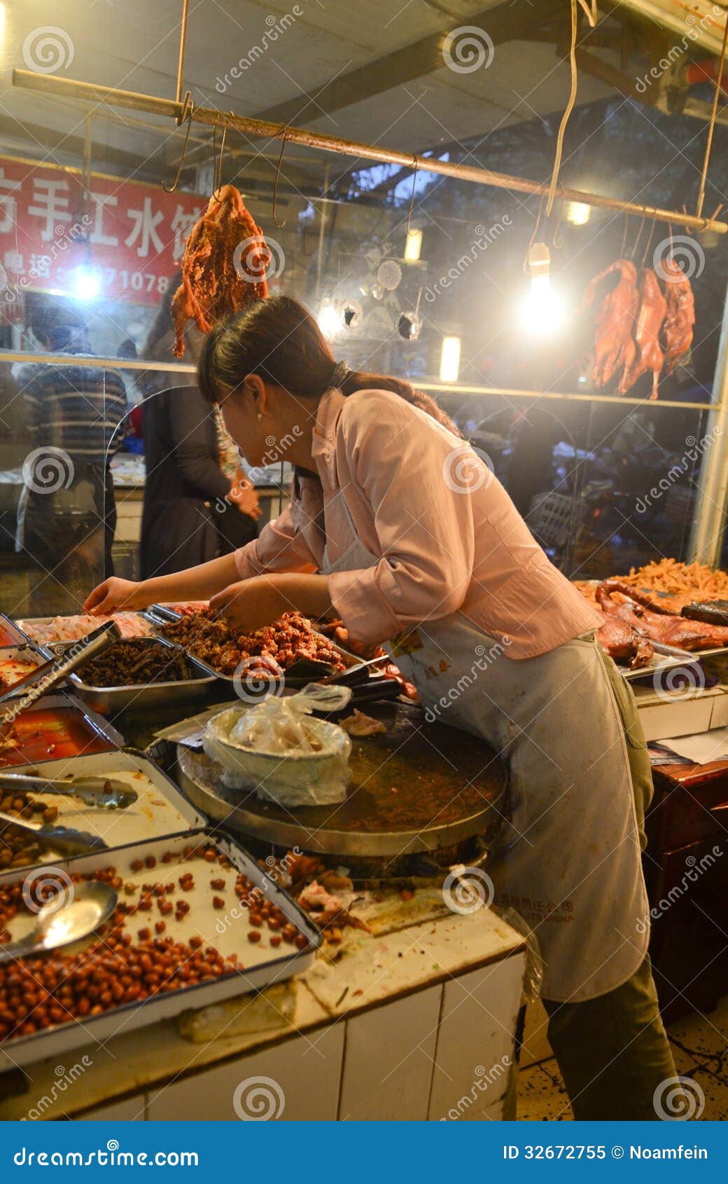 Chinese vleesmarkt redactionele afbeelding. Image of schort - 32672755