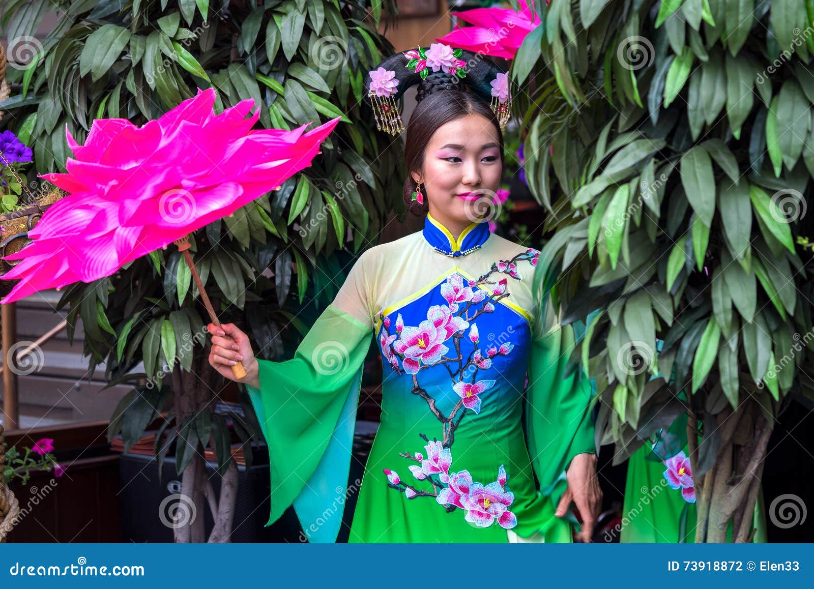 Chinese Vrouw stock foto. Image of aantrekkelijk, document - 73918872