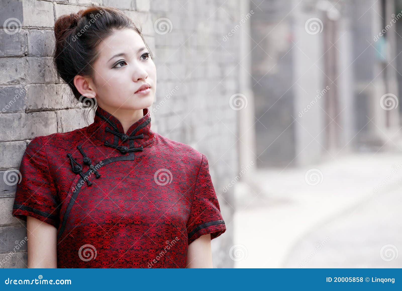 Chinese vrouw in de steeg. stock foto. Image of schoonheid - 20005858