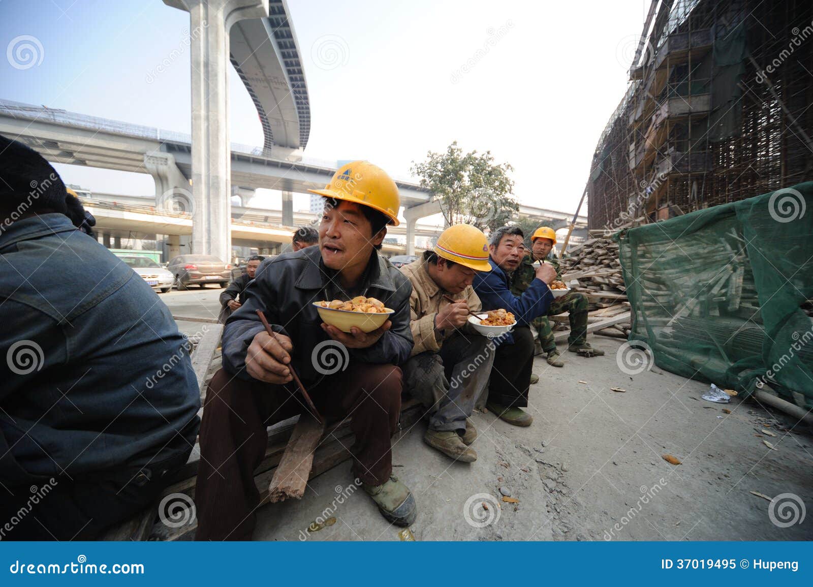 Chinese workers have lunch editorial image. Image of builder - 37019495