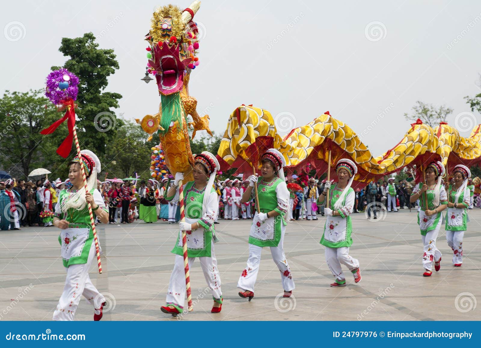 Chinesische Drache-Parade redaktionelles foto. Bild von minorität ...