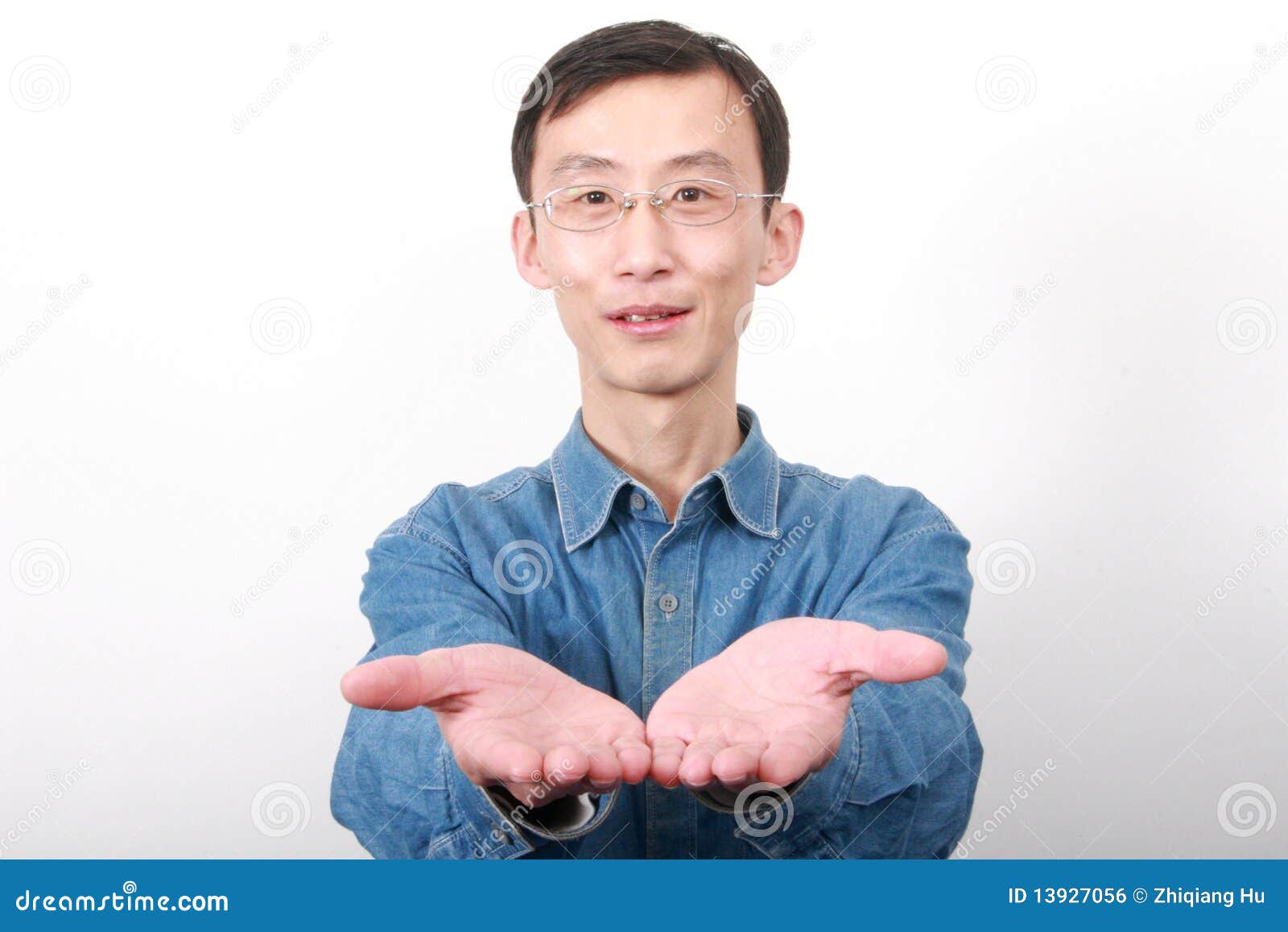 Chinesischer junger Mann stockfoto. Bild von geschäft - 13927056