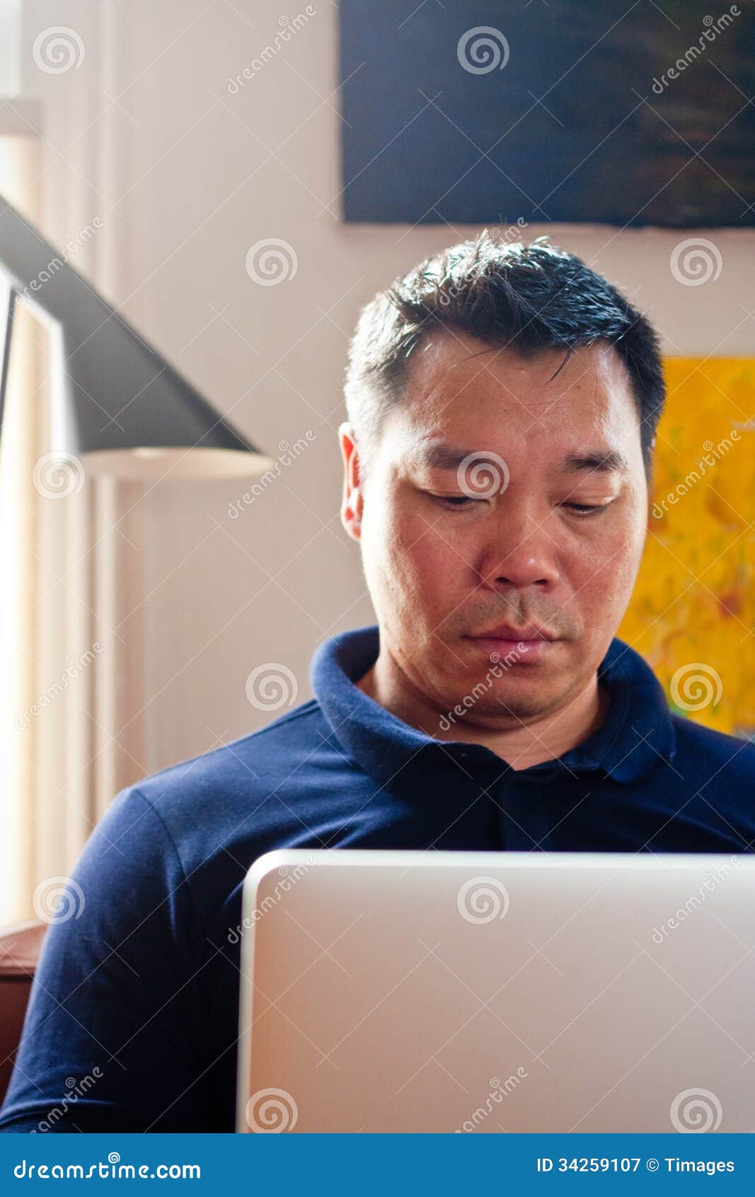 Chinesischer Mann Auf Laptop Stockbild - Bild von leute, computer: 34259107