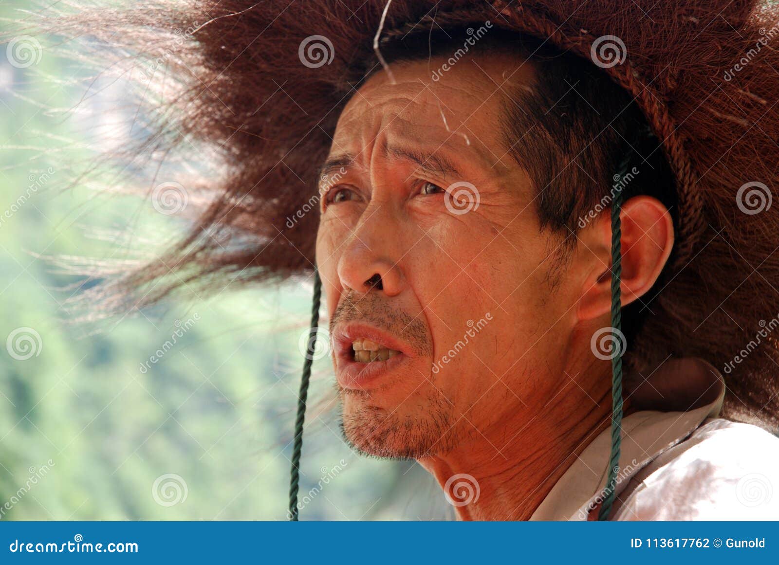 Chinesischer Mann Hans Mit Traditionellem Hut Redaktionelles ...