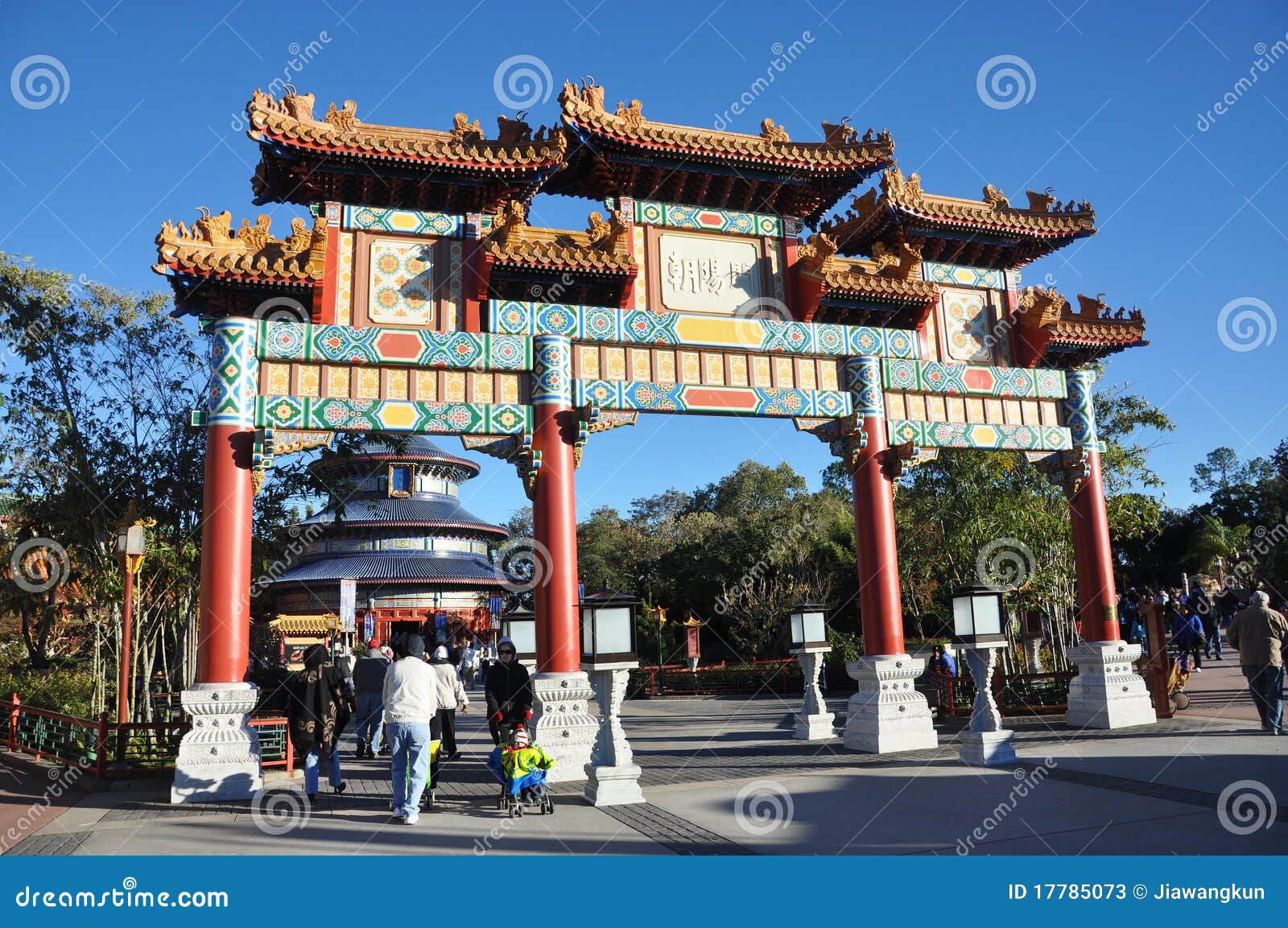 Chinesischer Torbogen in Disney Epcot, Orlando Redaktionelles Stockfoto ...