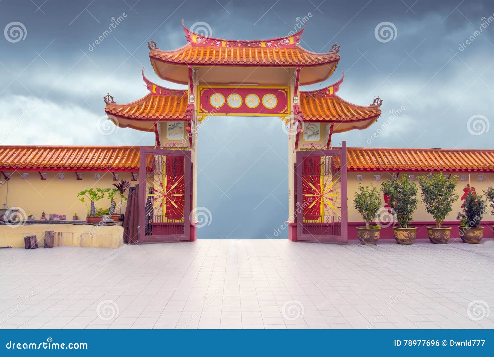 Chinesisches Tor Des Buddhistischen Tempels Stockfoto - Bild von ...