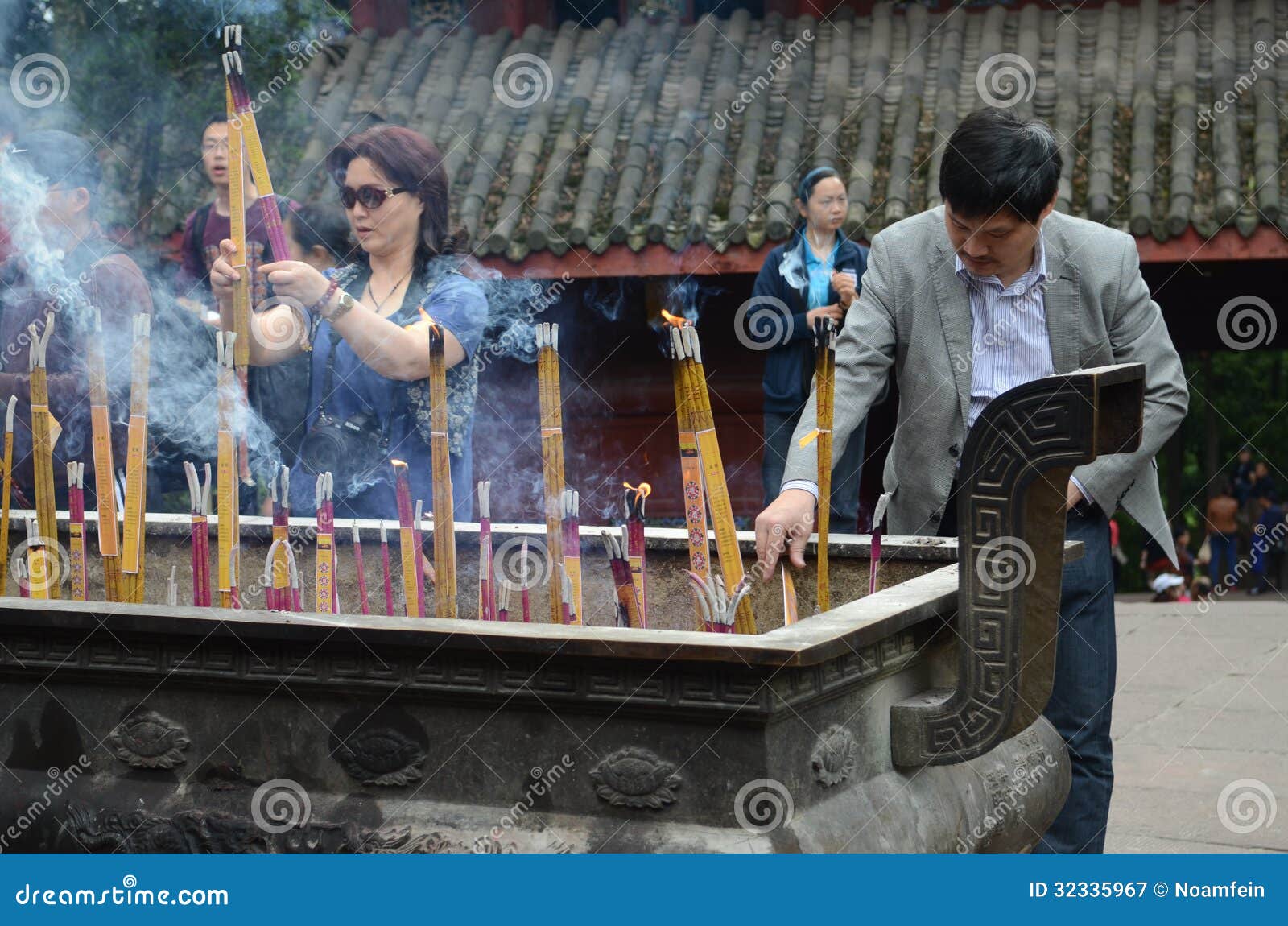 Chinesisches Volk Im Kloster Redaktionelles Stockfotografie - Bild von ...