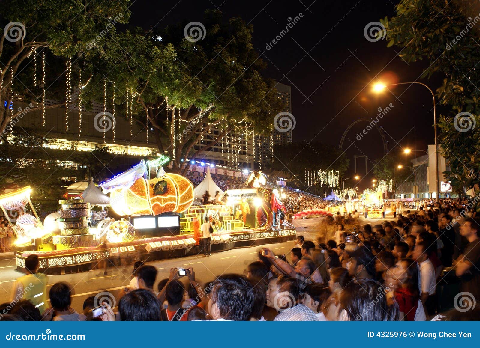 Chingay Floats in Singapore Editorial Photo - Image of crowds, lights ...