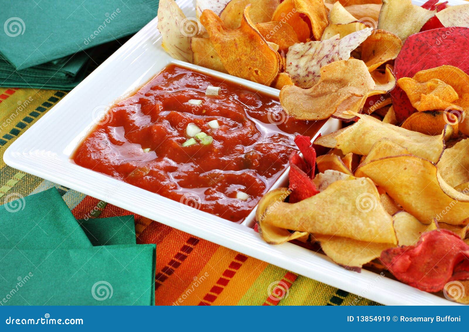 Chip Di Verdure Sani Con Il Tuffo Della Salsa Immagine Stock - Immagine ...