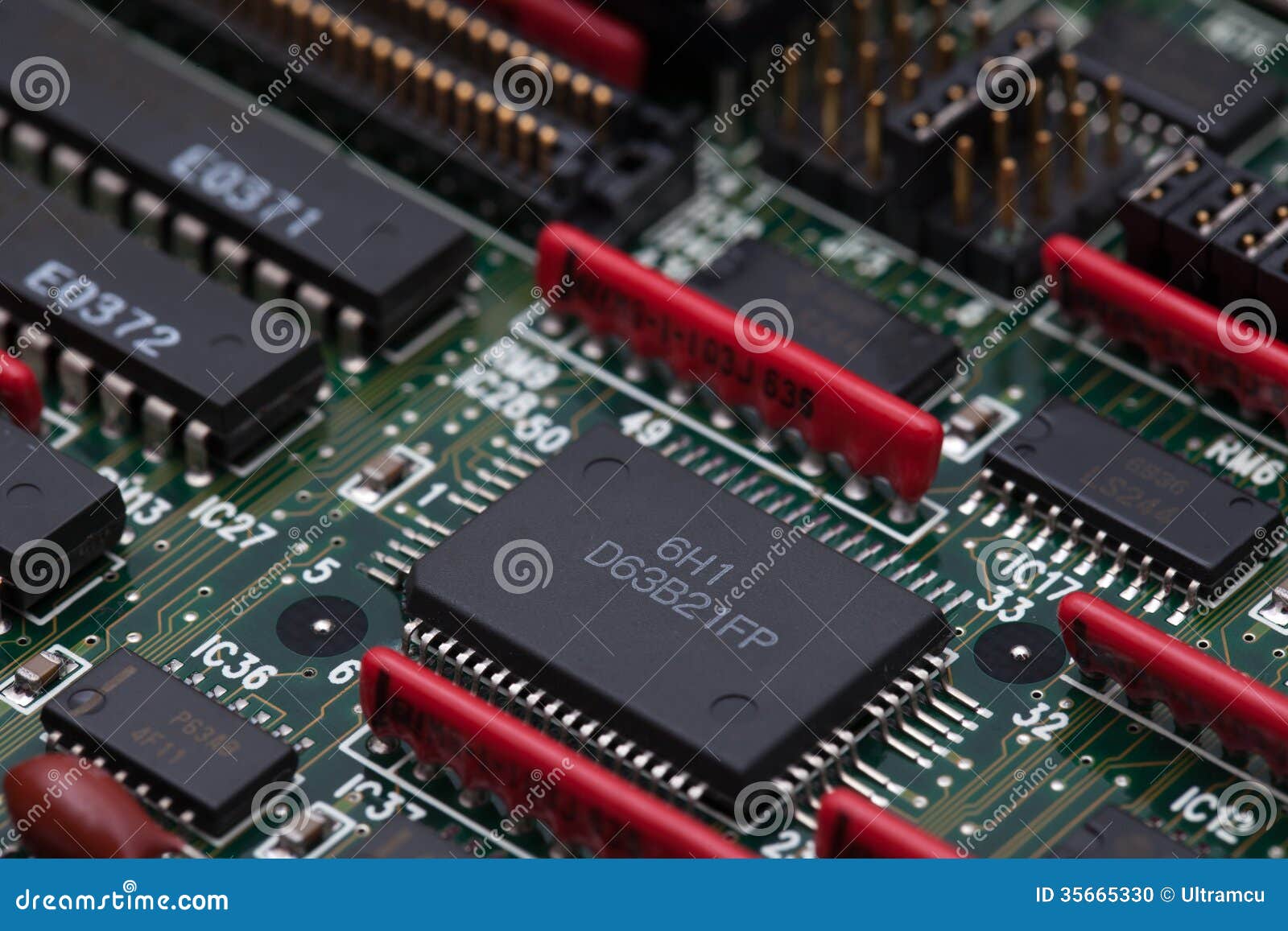 Chip Elettronico Sul PWB Verde E Sul Resistente Parallelo Fotografia ...