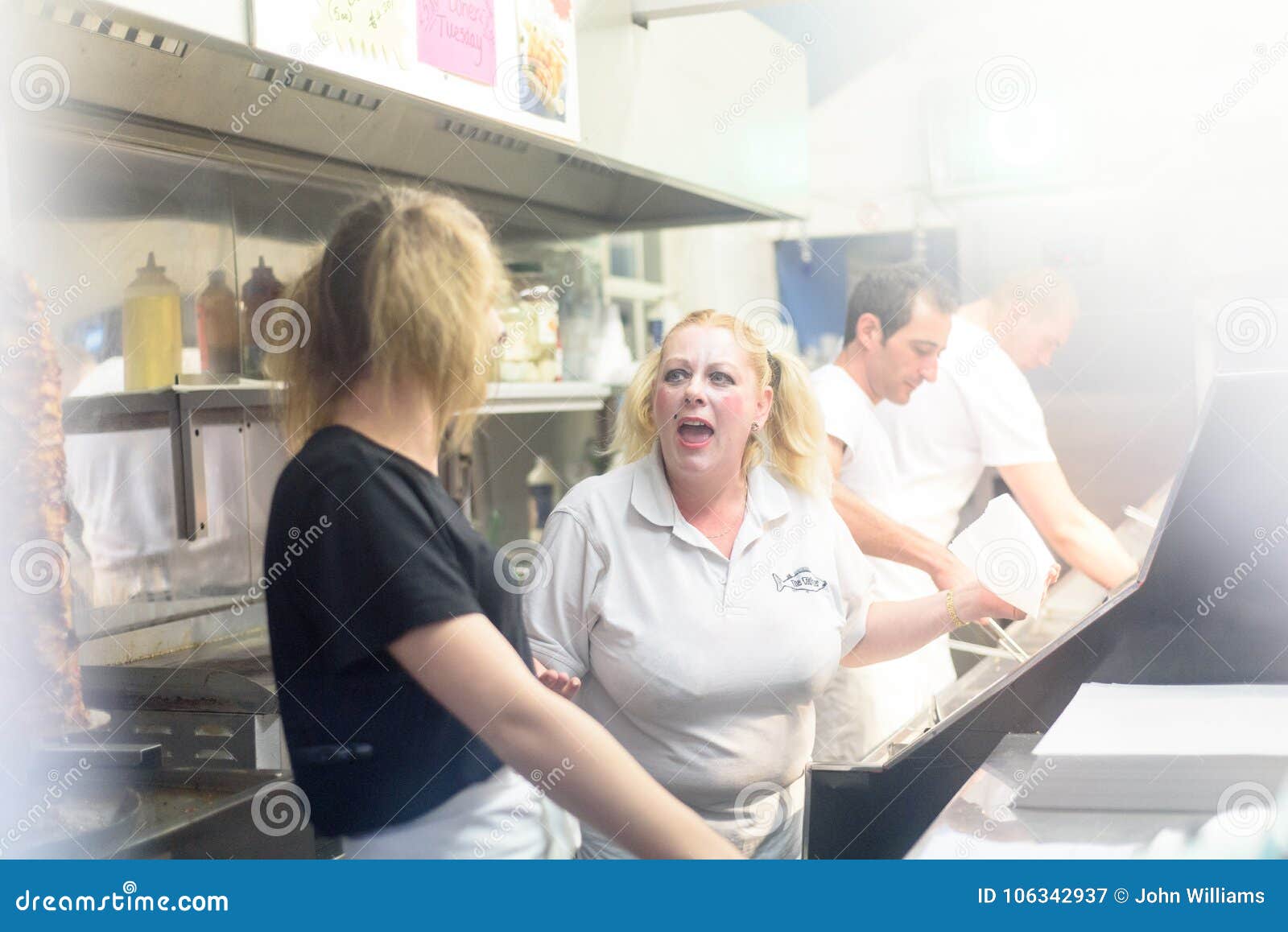 Chip Shop Workers fotografía editorial. Imagen de inglés - 106342937