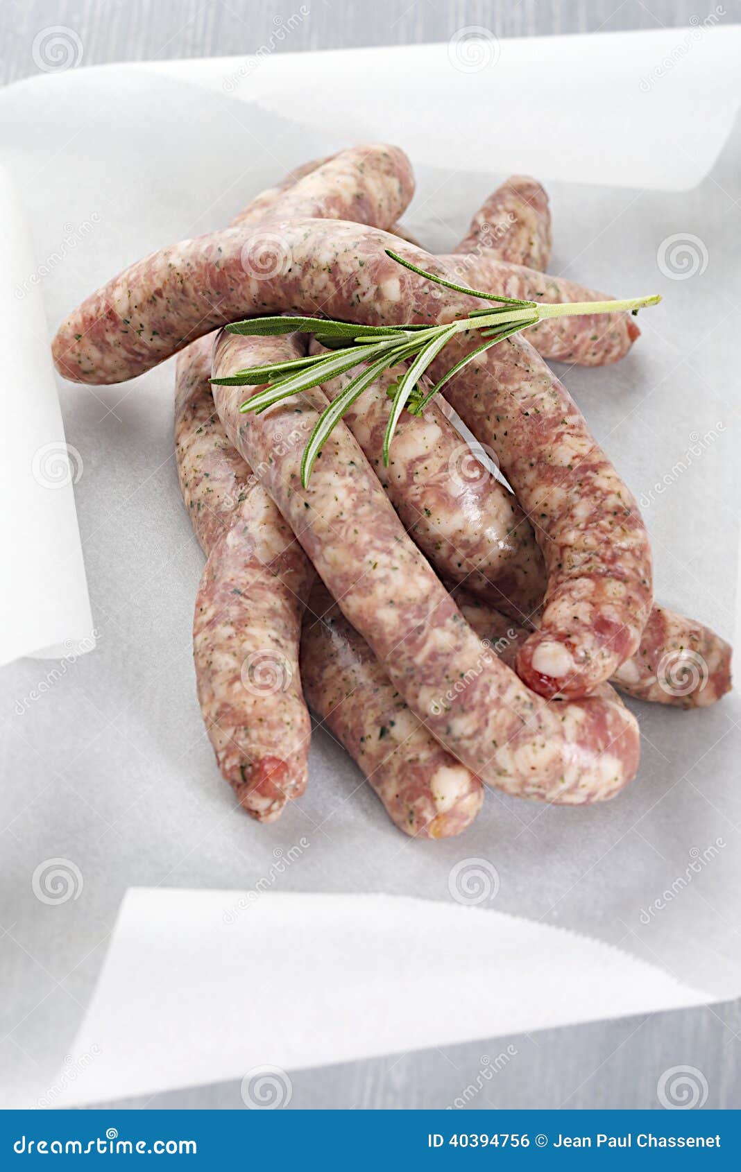 Chipolata Crue De Saucisses Avec Des Herbes Photo stock - Image du ...