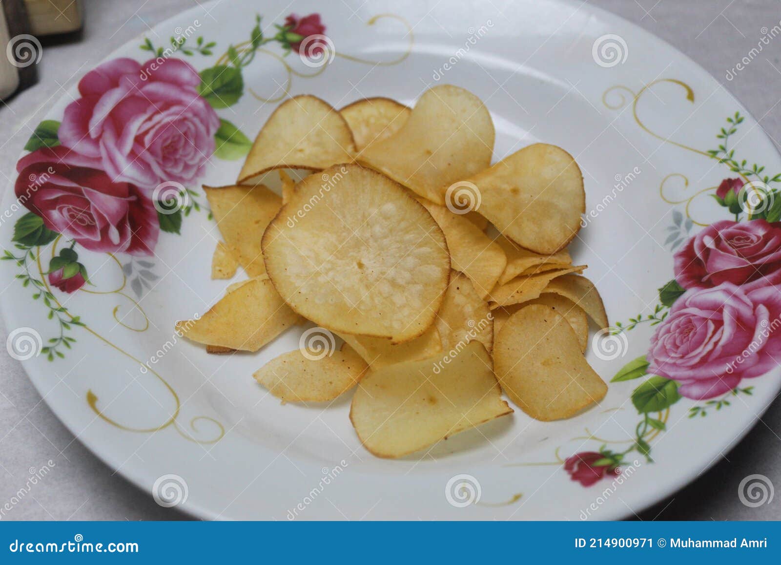 Chips De Mandioca Prontos Para Servir. Imagem de Stock - Imagem de ...