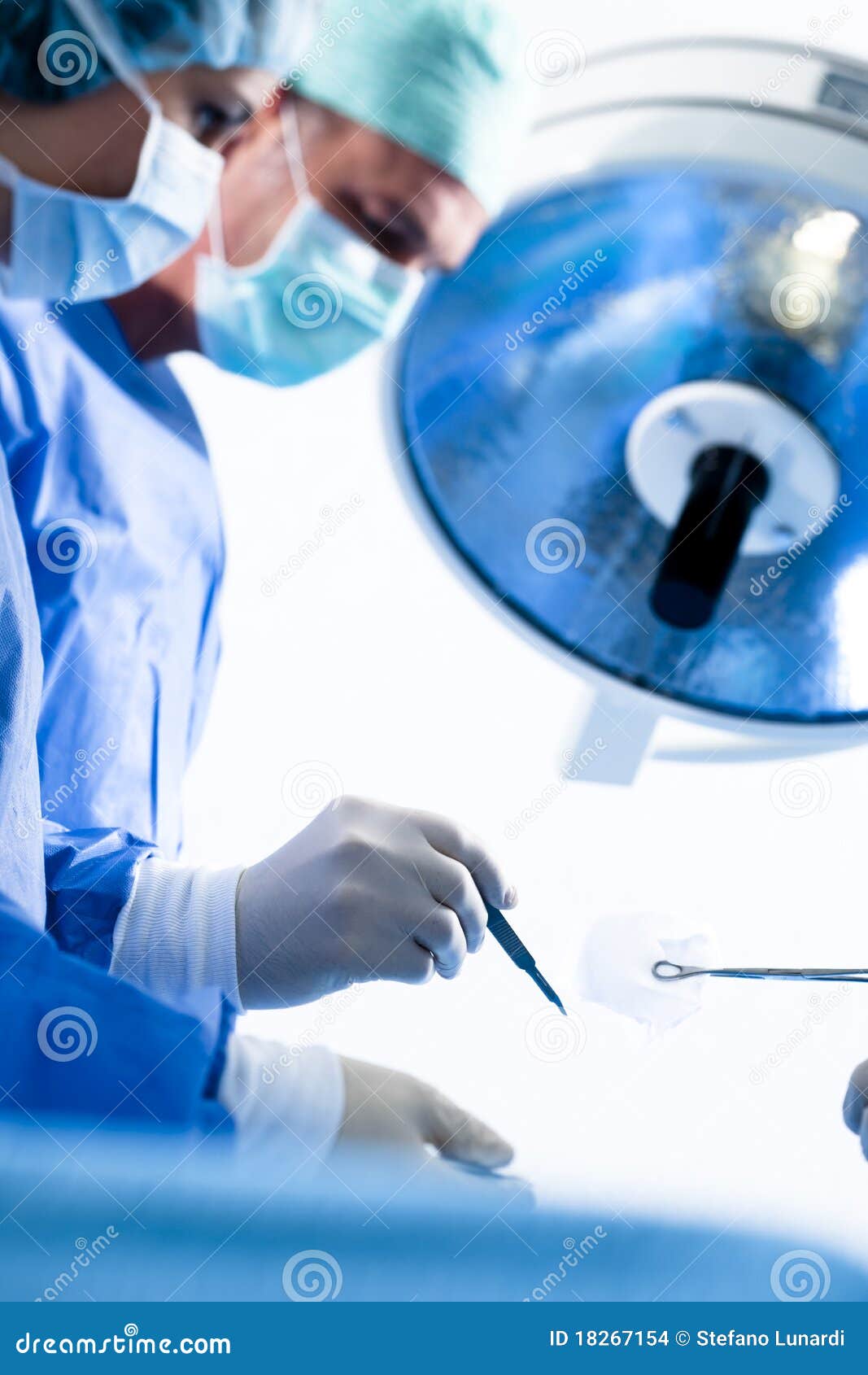 Chirurg bei der Arbeit stockfoto. Bild von medizinisch - 18267154