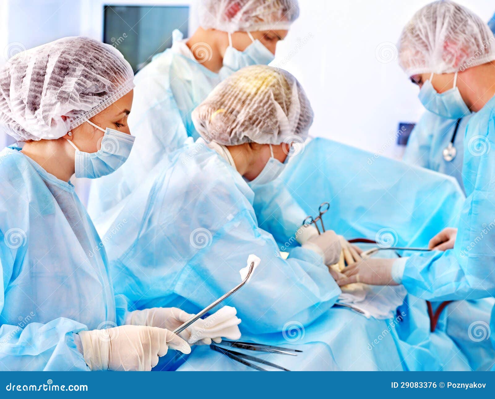 Chirurg Bei Der Arbeit Im Operationssaal. Stockfoto - Bild von person ...