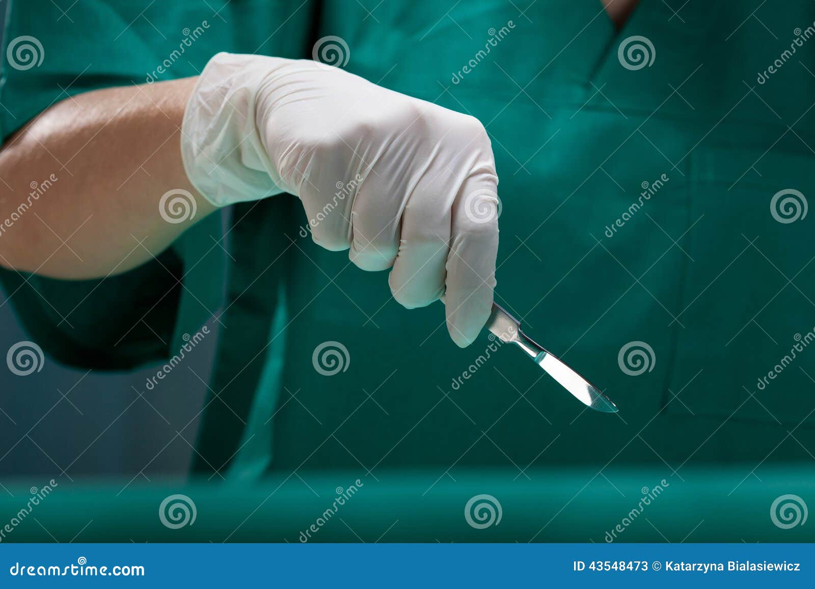 Chirurg, Der Eine Chirurgie Beginnt Stockbild - Bild von krankheit ...