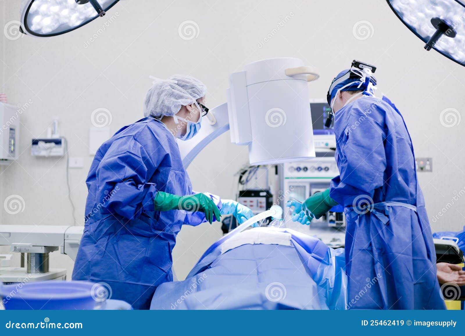 Chirurg en verpleegster stock afbeelding. Image of handschoenen - 25462419