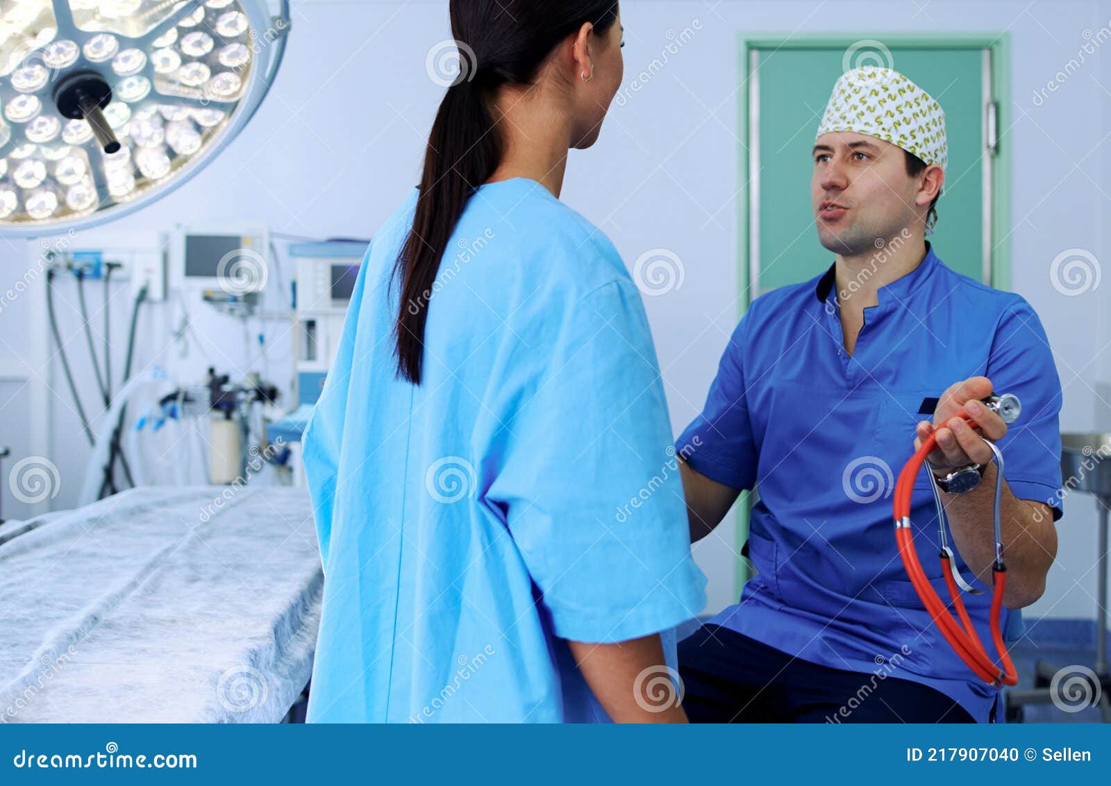 Chirurg Op Het Werk in Operatiekamer Stock Foto - Image of ziek, mensen ...