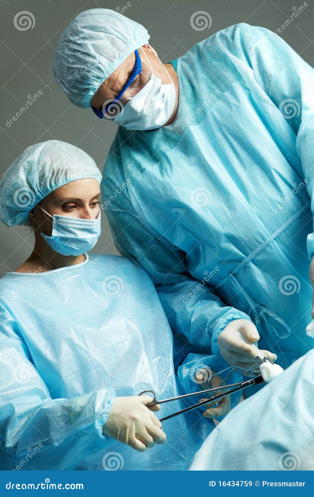 Chirurgen bei der Arbeit stockbild. Bild von fachmann - 16434759