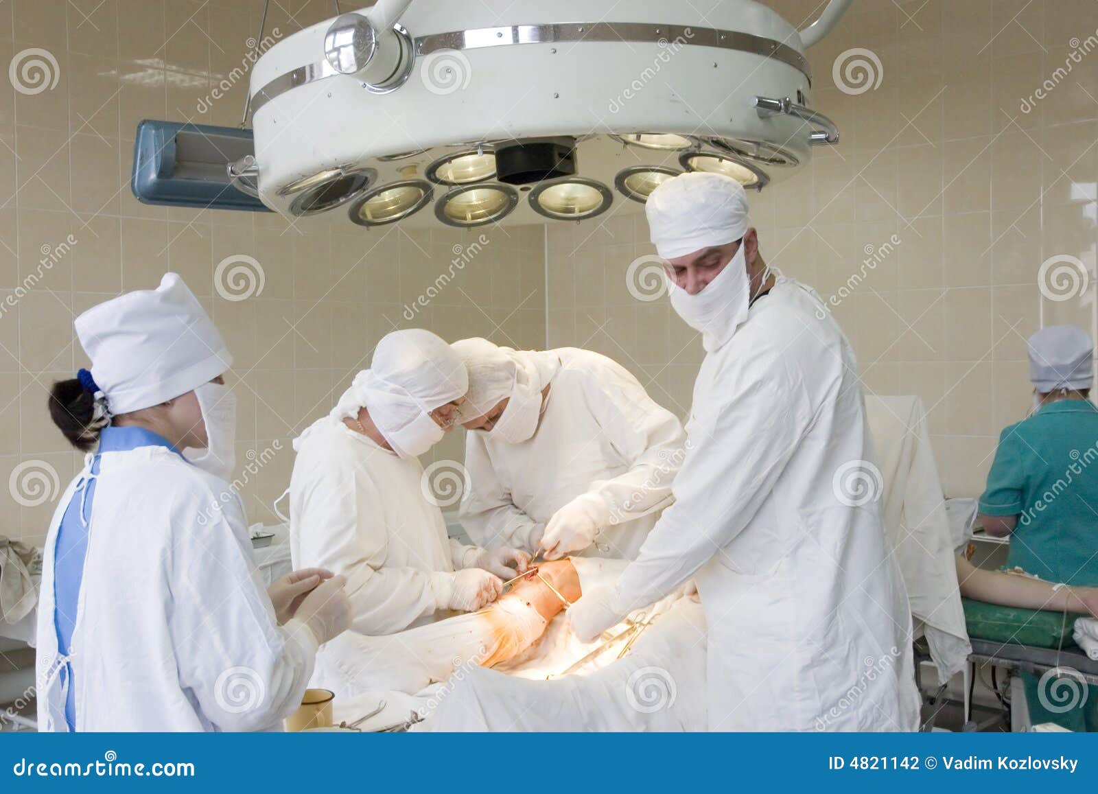 Chirurgen op het werk stock foto. Image of aseptisch, ziekenhuis - 4821142