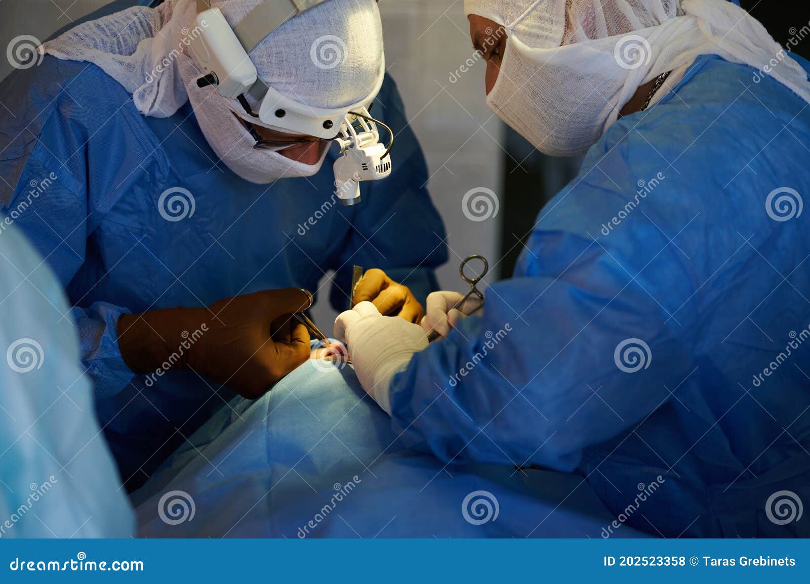 Chirurgie De Belangrijkste Chirurg Schaar Gebruikt Om Een Incisie Te