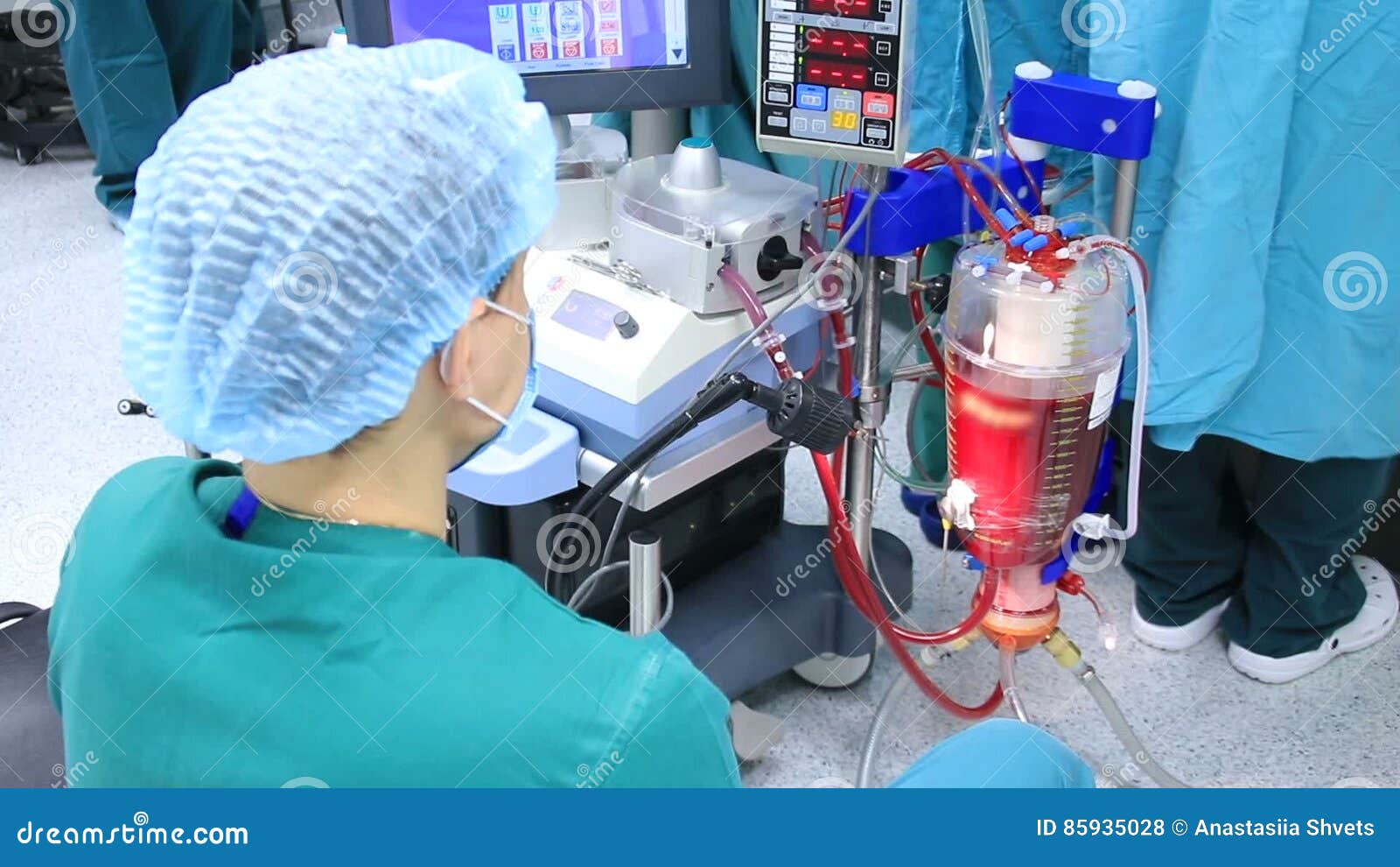 Chirurgiemedewerker Die Hart-long Machine in Werking Stellen Stock ...