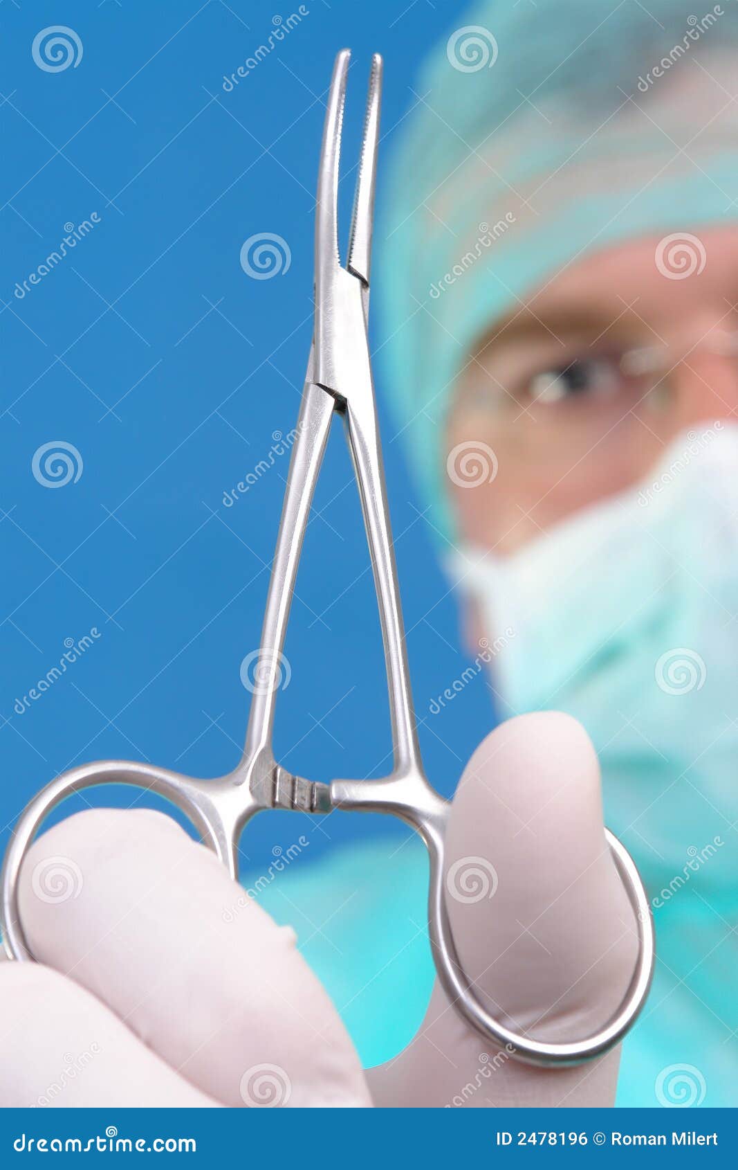 Chirurgien avec le forceps photo stock. Image du docteur - 2478196