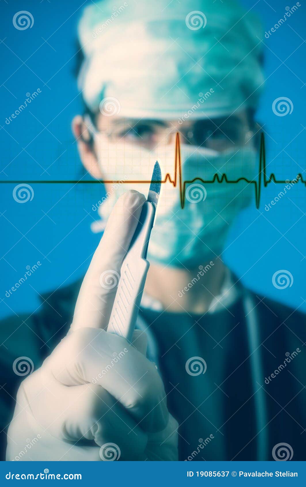 Chirurgo con il bisturi immagine stock. Immagine di paziente - 19085637