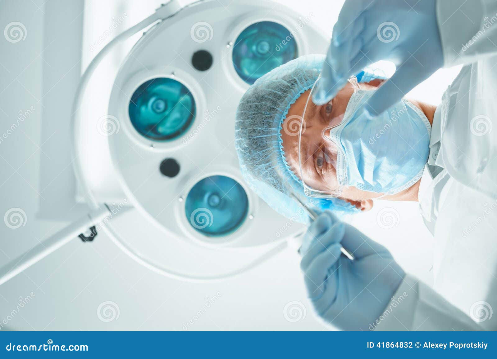 Chirurgo Con Il Bisturi Nella Sala Operatoria Fotografia Stock ...