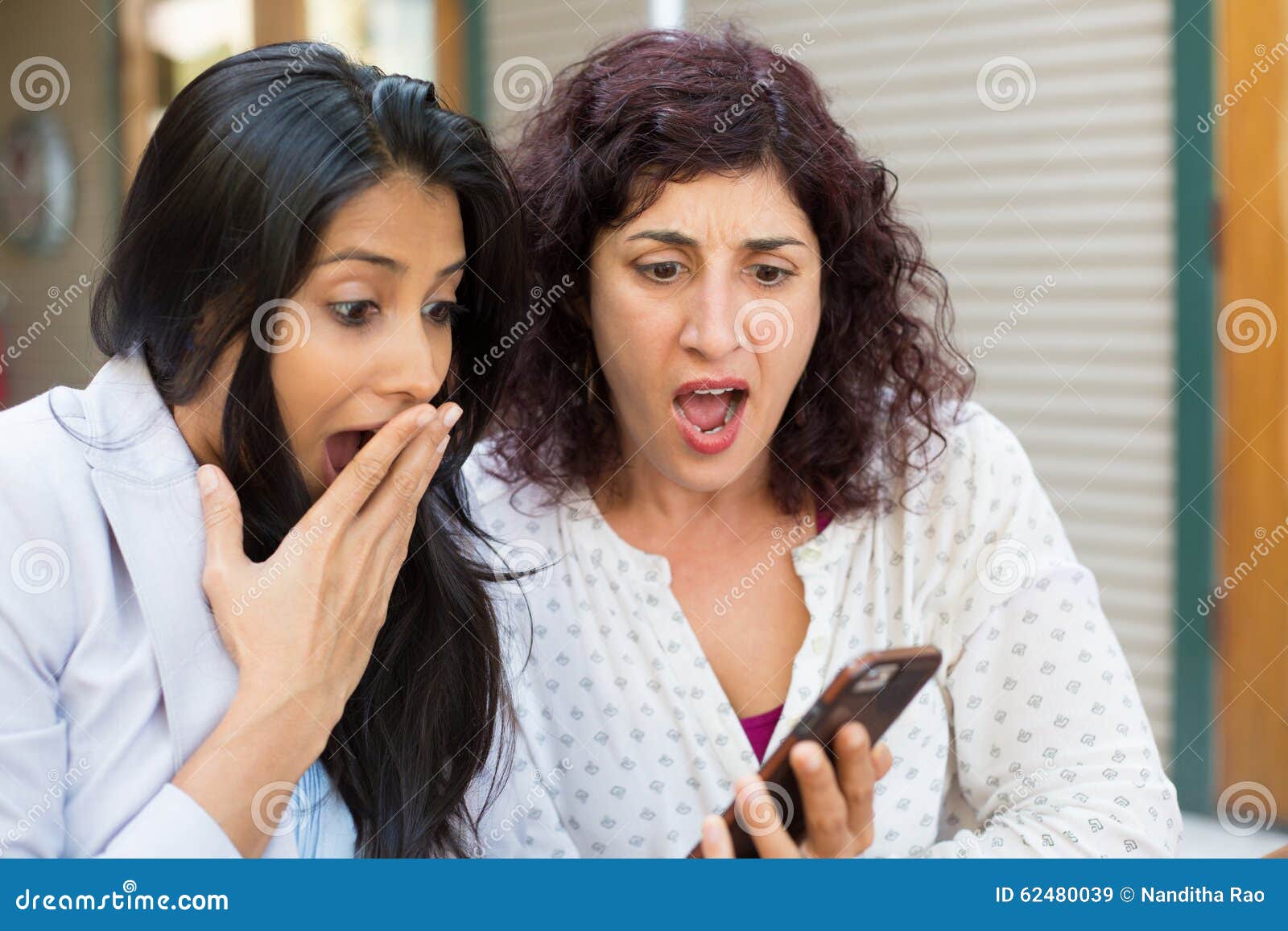 Chisme de las mujeres imagen de archivo. Imagen de étnico - 62480039