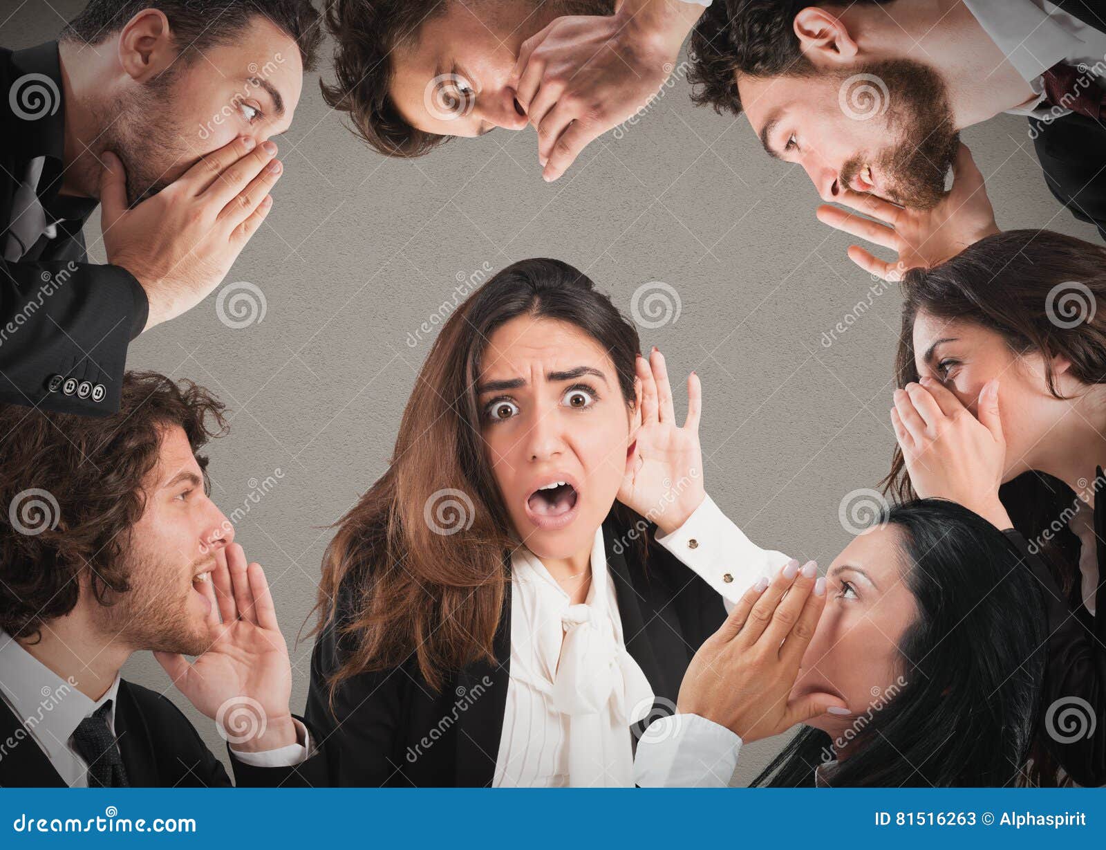 Chisme entre mucha gente imagen de archivo. Imagen de escuchar - 81516263