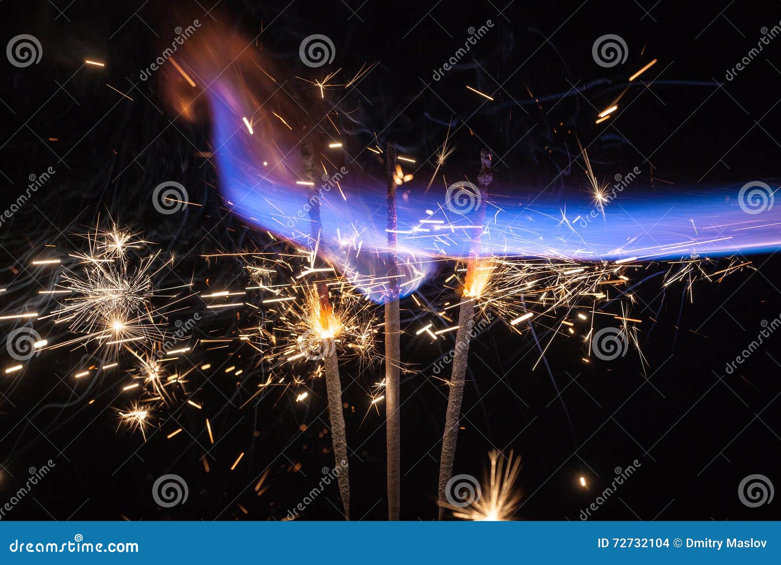 Chispas en un fondo negro foto de archivo. Imagen de chispas - 72732104