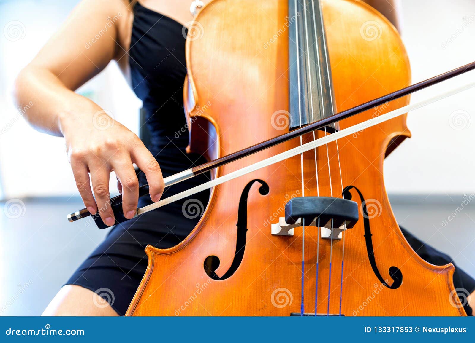 Chiuda Su Del Violoncello Con L'arco in Mani Immagine Stock - Immagine ...