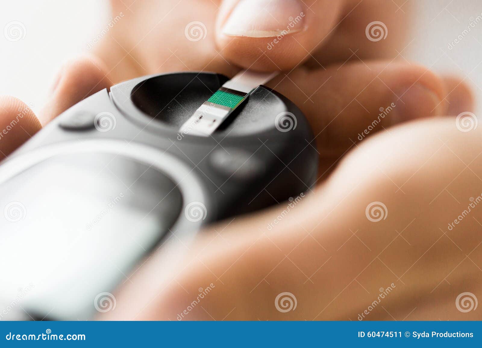 Chiuda Su Dell'uomo Che Controlla La Glicemia Dal Glucometer Immagine ...