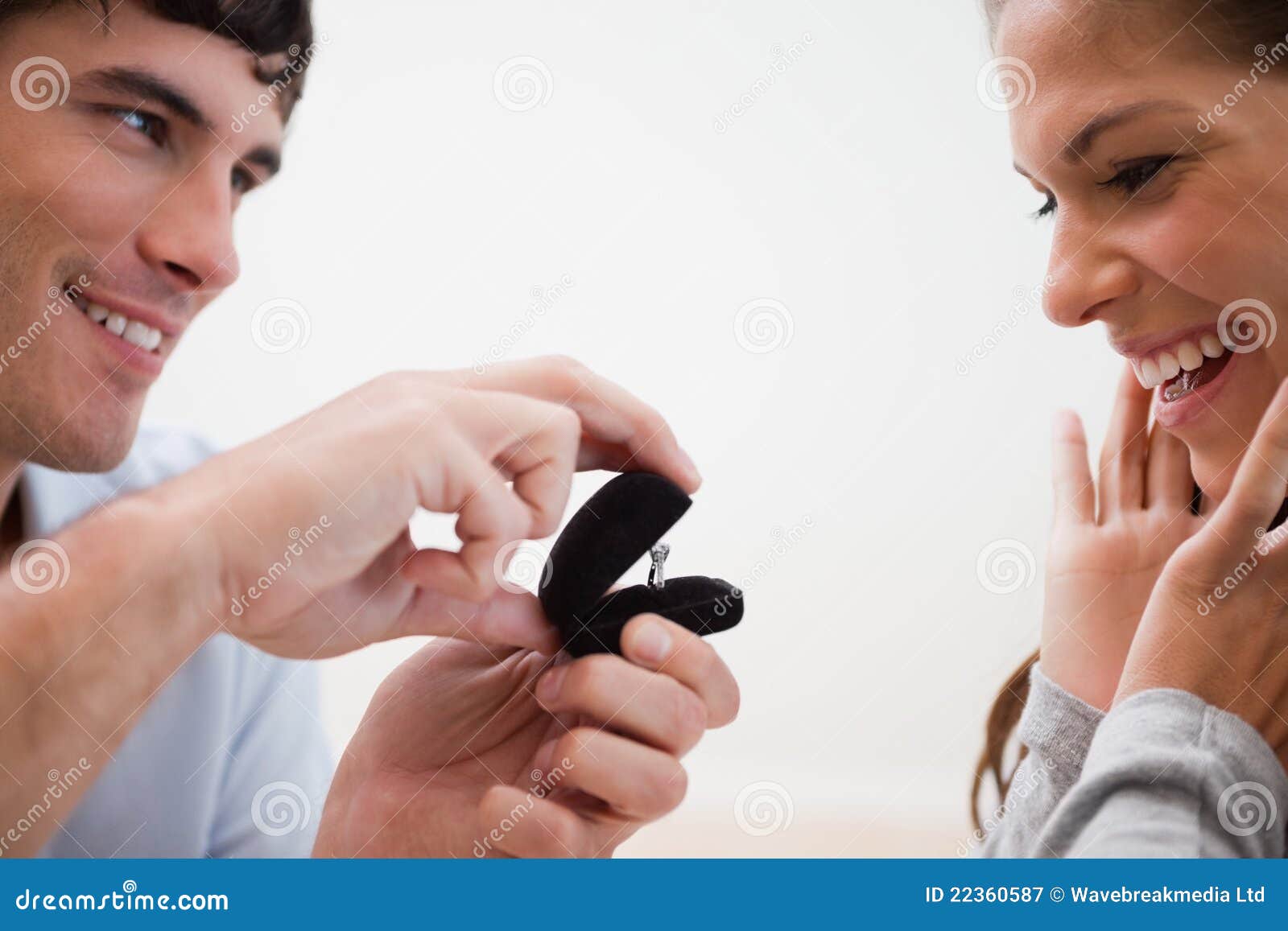 Chiuda in Su Dell'uomo Che Presenta Una Proposta Dell'unione Immagine ...