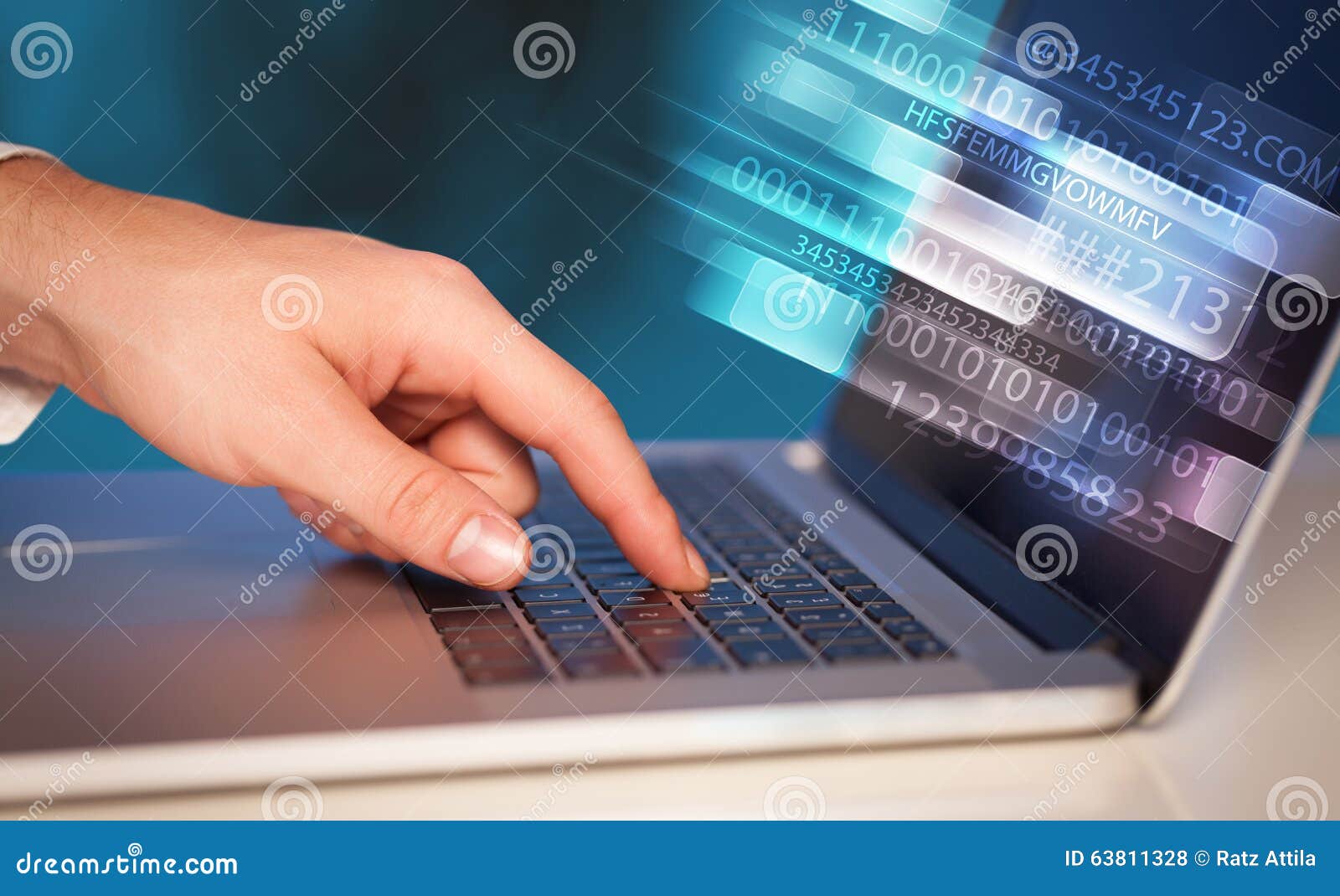 Chiuda Su Dell'uomo Che Scrive Sul Computer Portatile Fotografia Stock ...