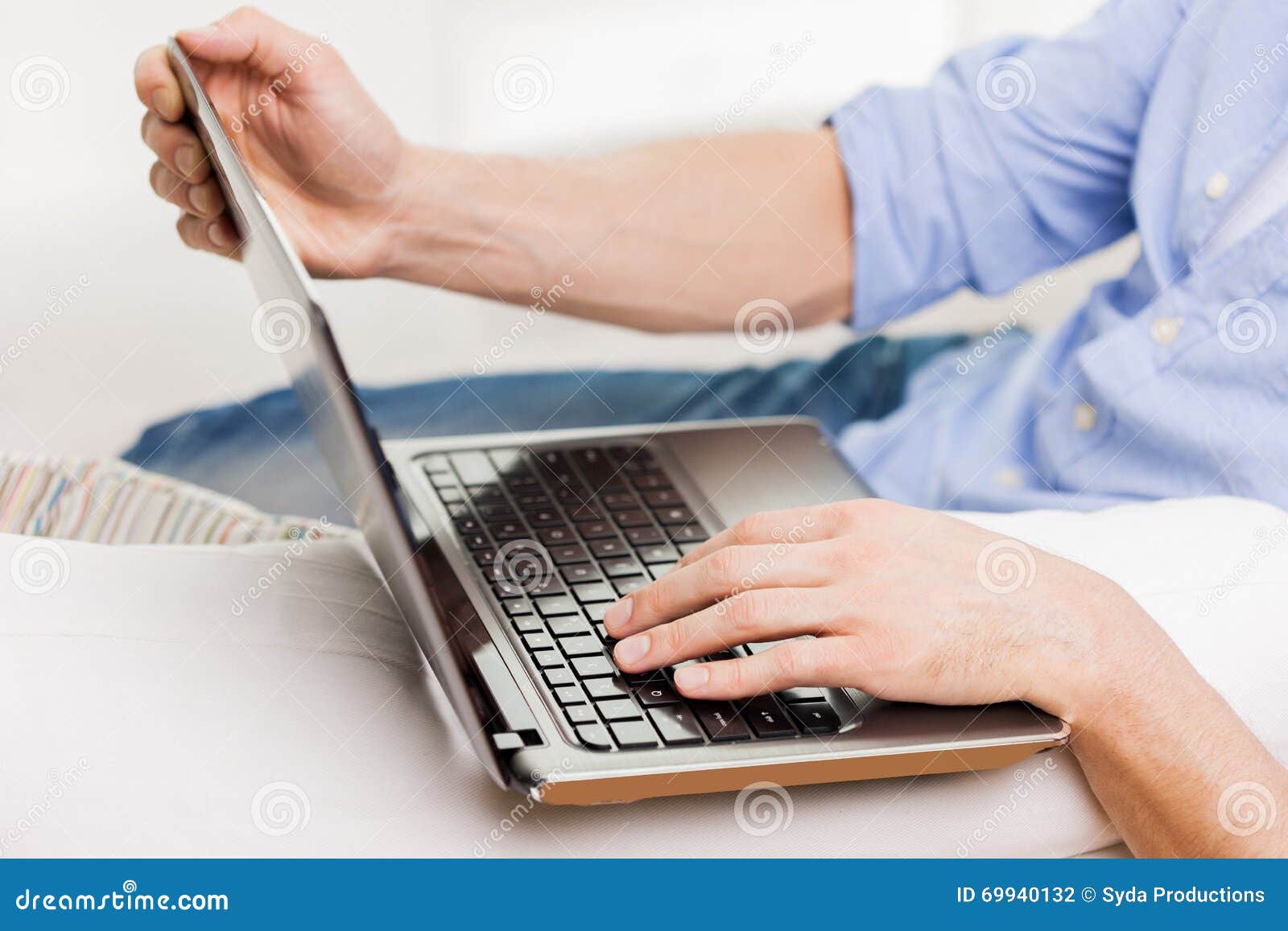 Chiuda Su Dell'uomo Che Scrive Sul Computer Portatile a Casa Fotografia ...