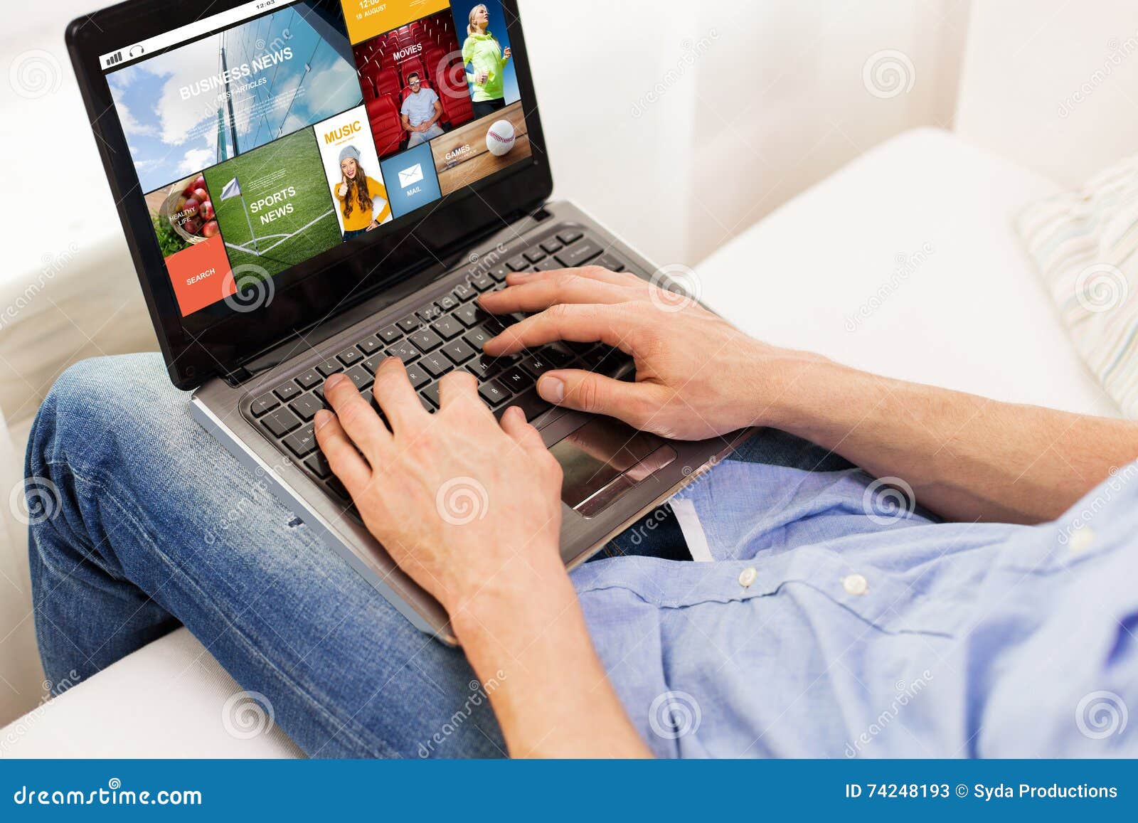 Chiuda Su Dell'uomo Che Scrive Sul Computer Portatile a Casa Immagine ...