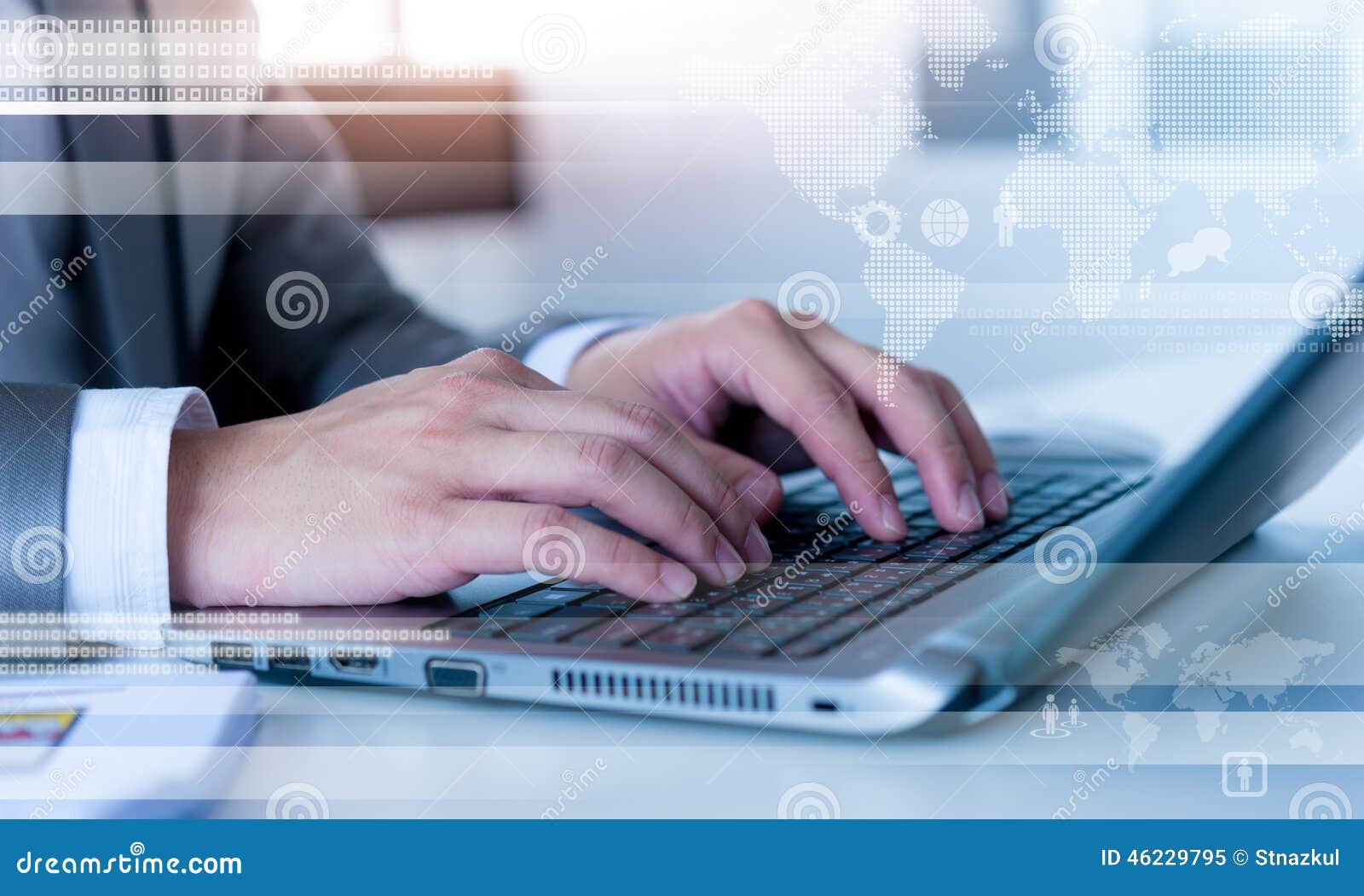 Chiuda Su Dell'uomo Di Affari Che Scrive Sul Computer Portatile ...