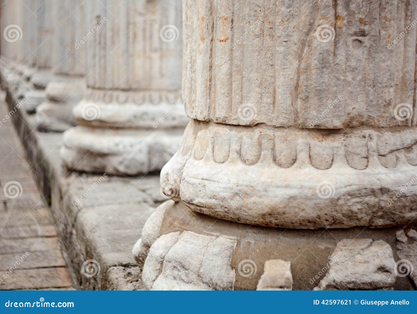 Chiuda su delle colonne immagine stock. Immagine di scultura - 42597621