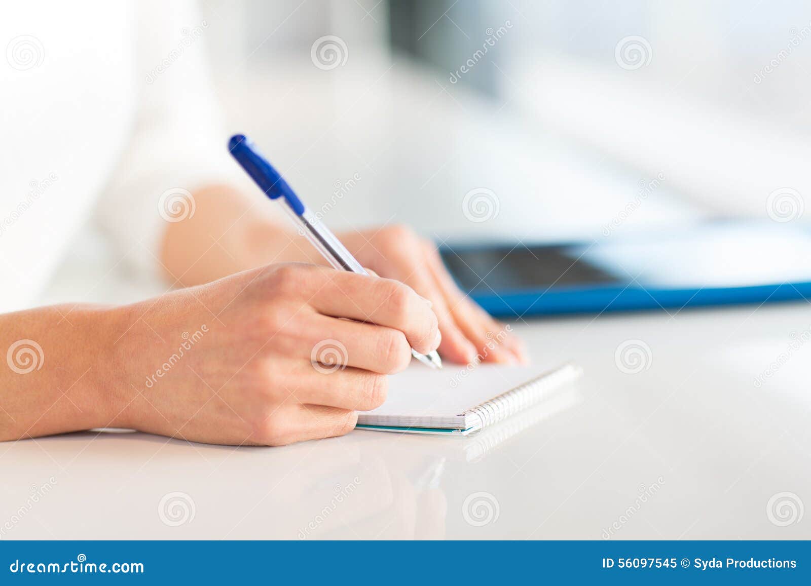 Chiuda Su Delle Mani Con La Penna Che Scrive Al Blocco Note Immagine ...