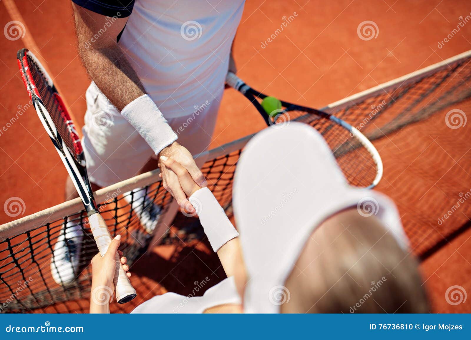 Chiuda Su Di Stringere Le Mani Fotografia Stock - Immagine di ...